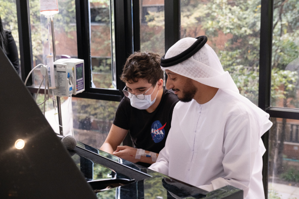 El pianista emiratí Hamad Al Taee llena de música la Clínica Santafé de ...