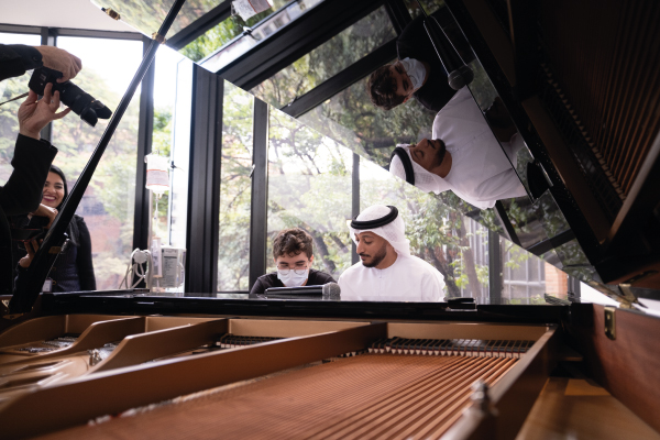 El pianista emiratí Hamad Al Taee llena de música la Clínica Santafé de ...